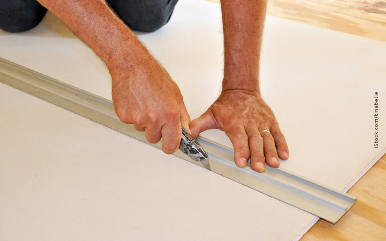 Gipskartonplatten kleben [Anleitung] – Rigipsplatten an Wand & Decke